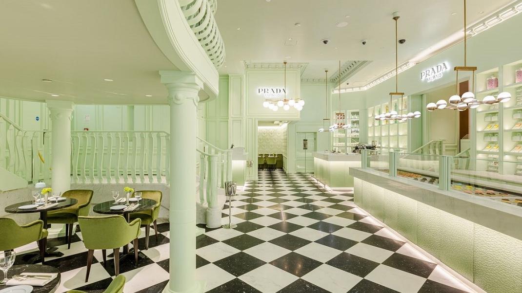 Το Prada Caffè μόλις άνοιξε στα Harrods και συνδυάζει τη γοητεία της μόδας με το εκλεπτυσμένο ...